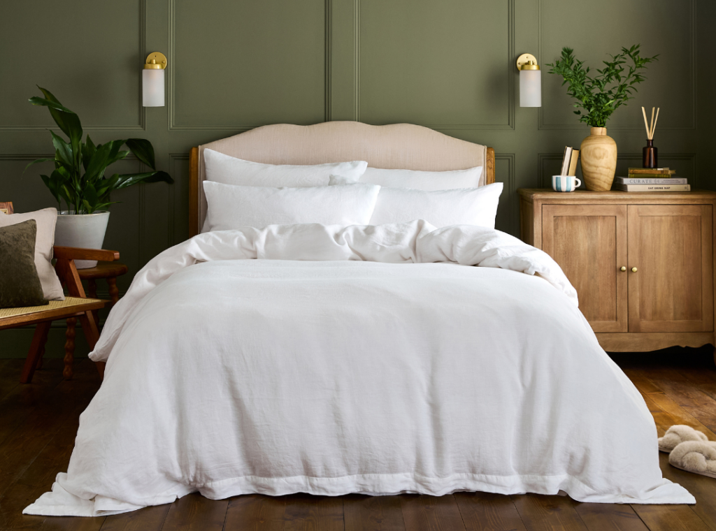 the beauty of white bed linen - Dip & Doze Inspiration